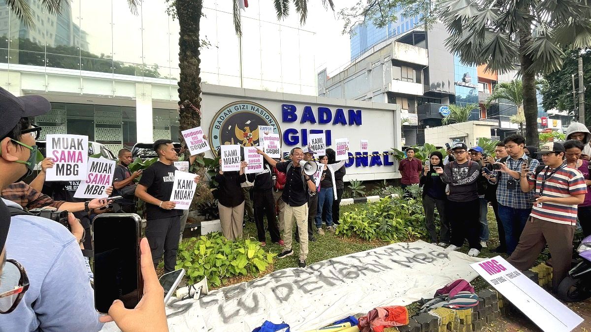 Aksi di Kantor BGN: Aliansi MBG Watch Minta Program MBG Dihentikan ...