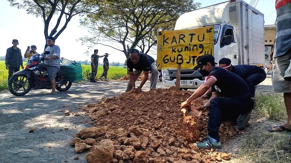 Sindir Pernyataan Gubernur Jateng, Warga Blora Protes dengan Tanam ...